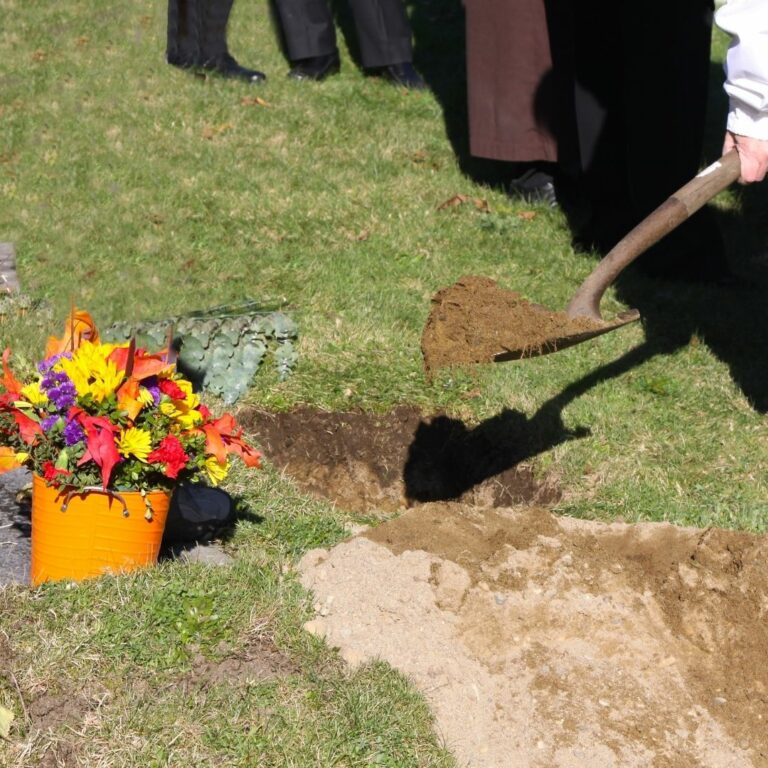 Graveside Services at a Cemetery | Funeral Options